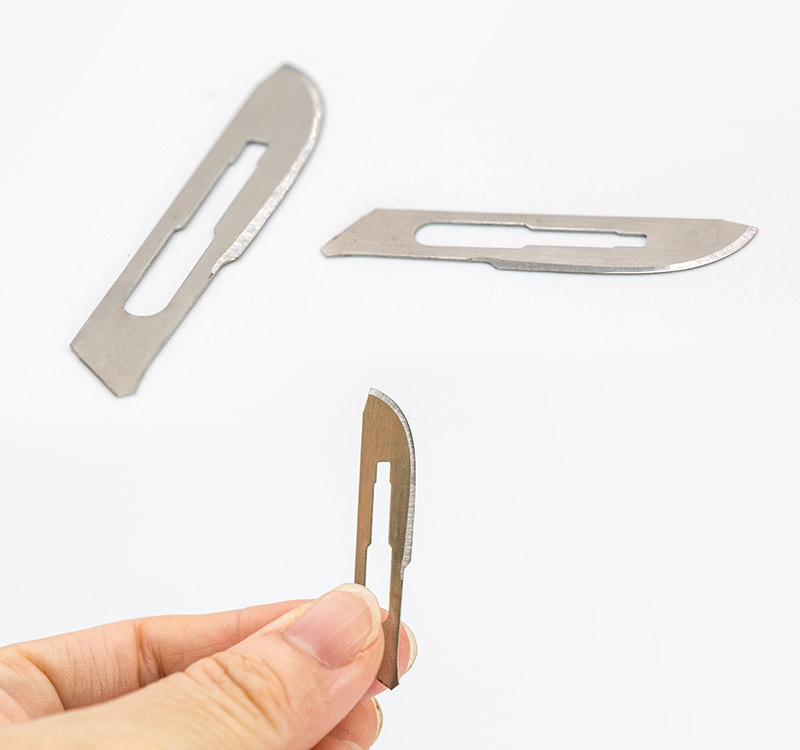 Lame de scalpel chirurgical jetable en acier au carbone stérile du ...